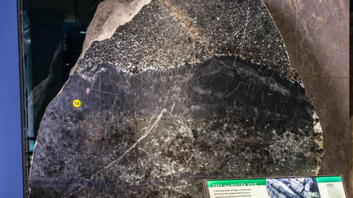 Layers of chromite | AMNH