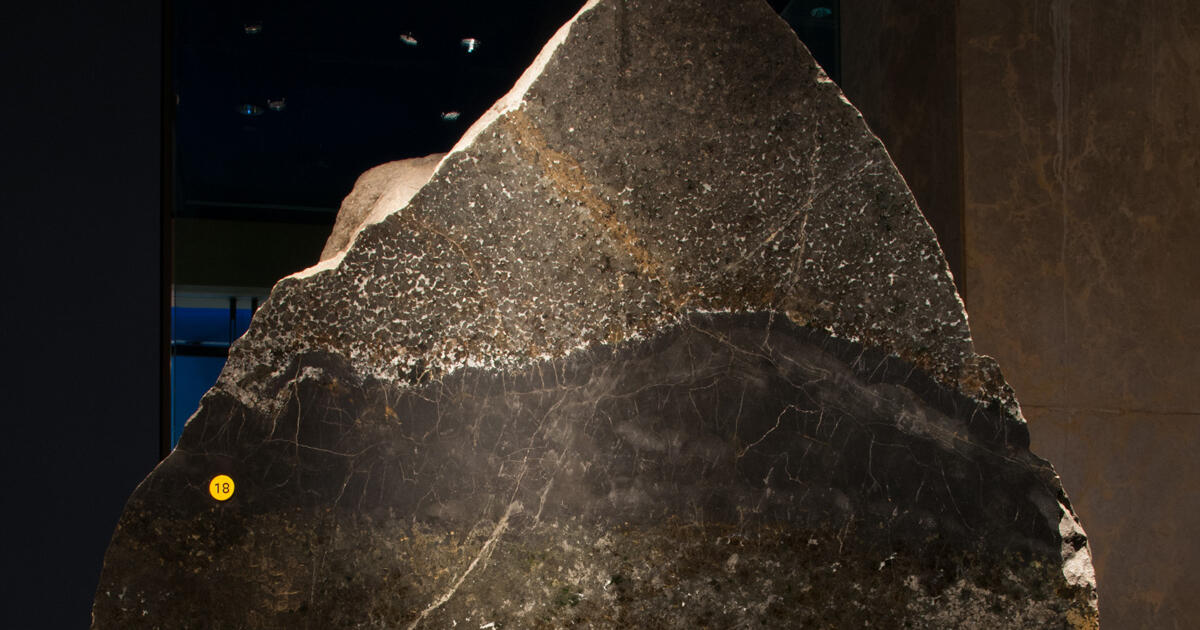 Layers of chromite | AMNH